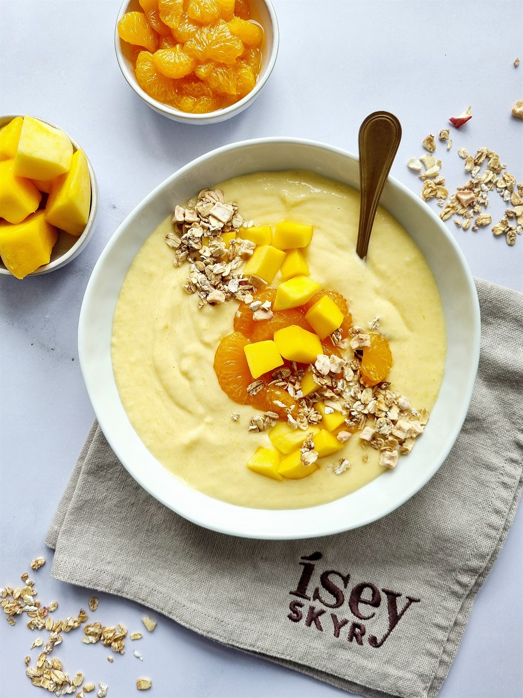 Kleurrijke mandarijn- mango Skyr bowl